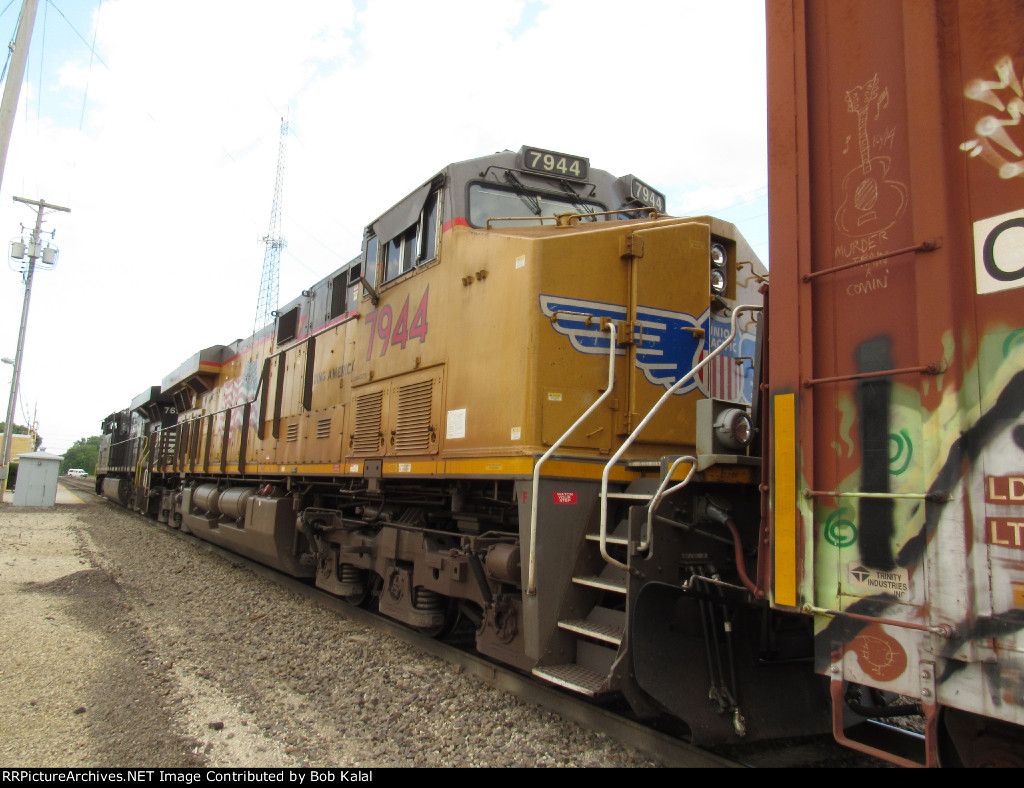 NS 7655 & UP 7944 waiting